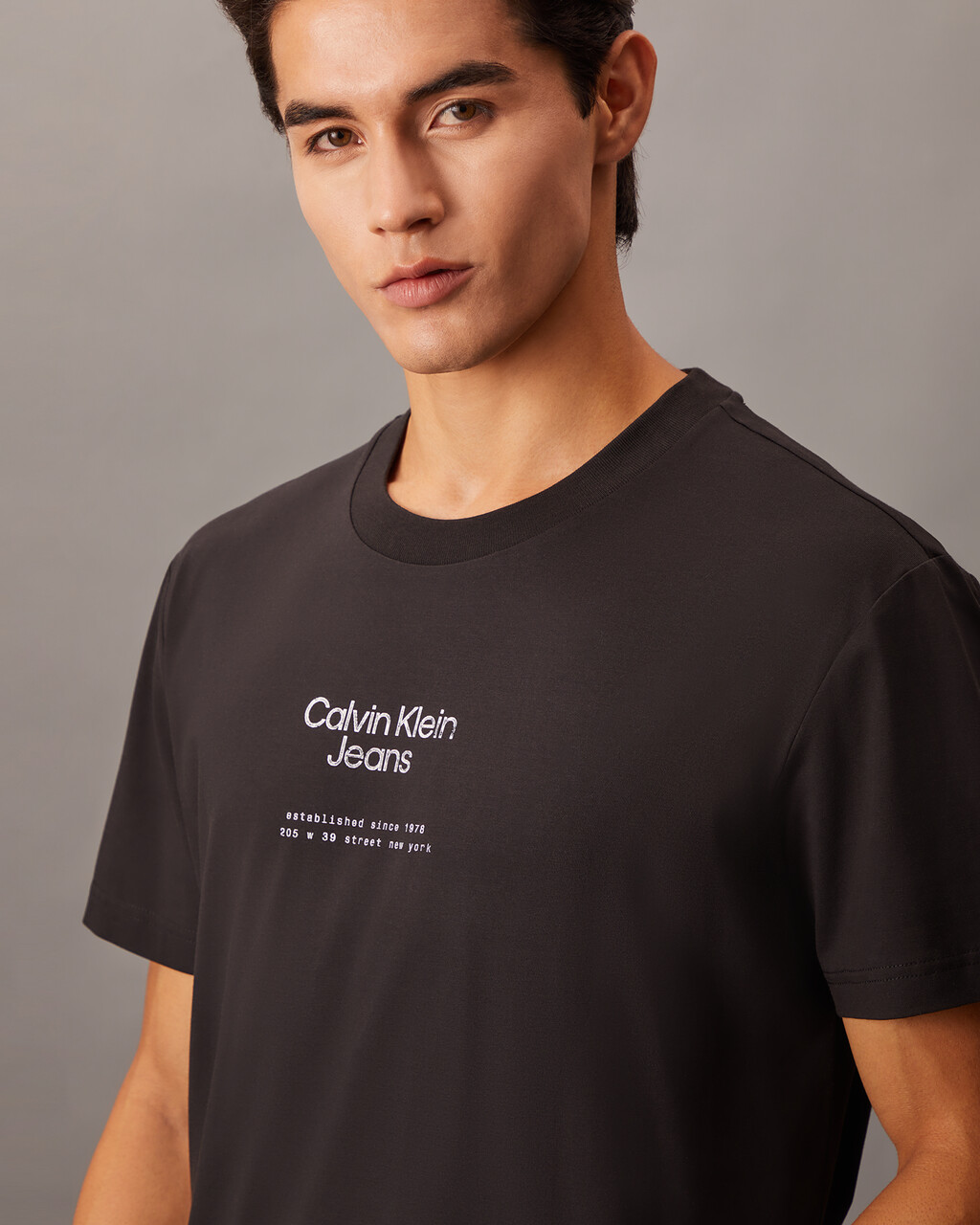 Textured Logo Smooth Cotton Tee | black | Calvin Klein Malaysia